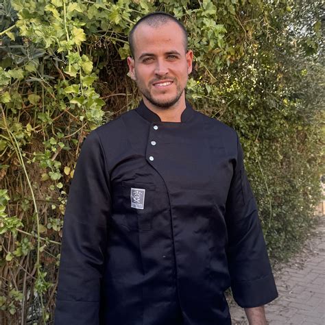 חמסה לבצק 2 כוסות קמח 280 גרם 120 גרם נטורינה מומסת 14 כוס מים לפי הצורך 14 כוס מי ורדים 1