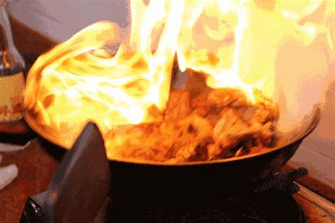 油锅变身“火锅”，一个操作烧了整个厨房凤凰网湖南 凤凰网