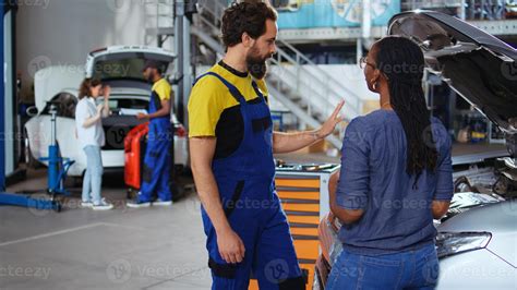 Trabajo En Equipo Colegas En Garaje Espacio De Trabajo Fijación Coche