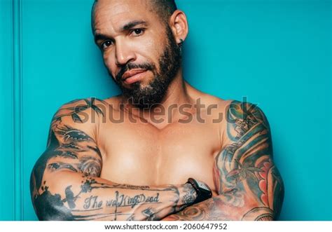 111 072 Tattooed Latino Guy Dark Background Royalty Free Images Stock