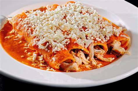 Enchiladas Rojas De Queso Y Cebolla