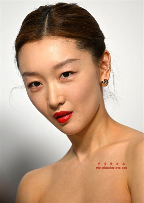 Mingxinglove On Twitter 周冬雨 欧米茄发布会现场花絮照片，大尺度抹胸礼服造型，放大可看清肌肤纹理，高清4k分辨率