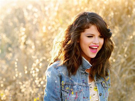 Selena Gomez Cute Smile Wallpaper Selena Gomez Cute Smile Wallpaper