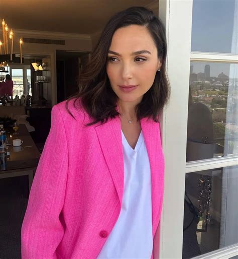 Gal Gadot Scrolller