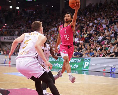 Sieg Gegen Braunschweig Die Hoffnung Auf Die Play Ins Lebt Telekom