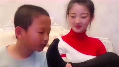 相差20岁的姐弟俩，弟弟居然闻姐姐的脚丫，最后一幕惊到我了！搞笑趣味恶搞趣玩好看视频