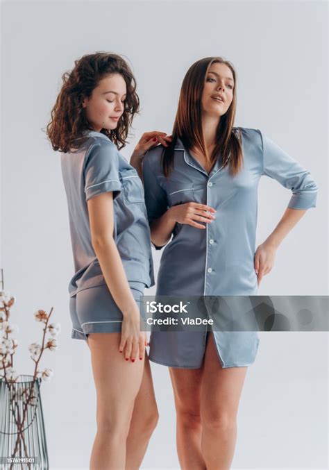 파란 줄무늬 잠옷을 입고 하얀 배경 위에 고립된 소녀 같은 잠자는 동안 즐거운 시간을 보내는 두 명의 아름다운 소녀 18 19세에 대한 스톡 사진 및 기타 이미지 Istock