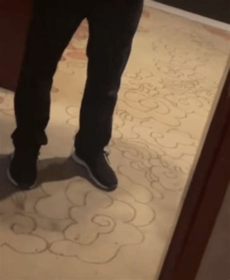 女子在河南一酒店洗澡时工作人员带醉酒男开门，酒店：醉酒客人报错房间号视频男子房门