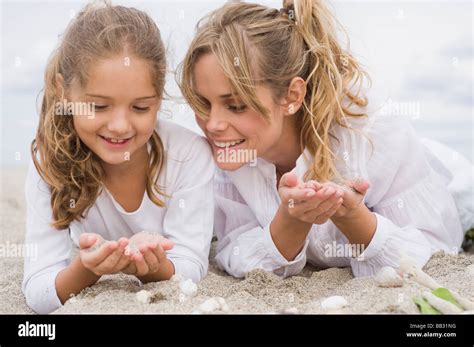 Frau Mit Ihrer Tochter Am Strand Liegend Stockfotografie Alamy