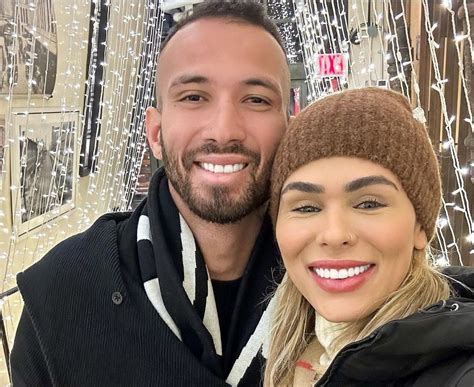 عکس عاشقانه مهاجم جدید پرسپولیس با جنیفر در برف تهران اقتصاد24