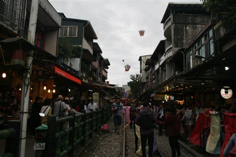 Shifen Old Street 十分老街 Foreigners In Taiwan 外國人在臺灣