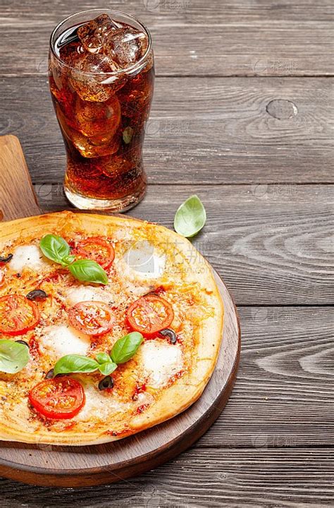 美味的西红柿和罗勒自制披萨素材 花瓣网