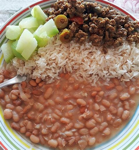 Arroz Feijão Carne Moída Refogada E Salada De Chuchu Carne Moida