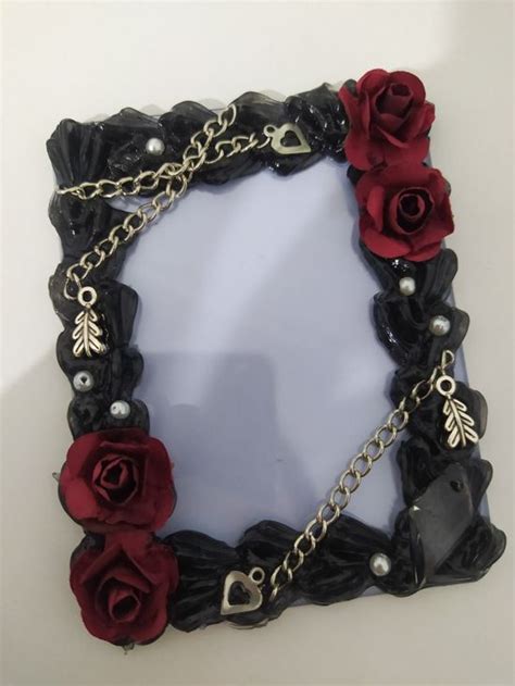 여름하면 파란색 바다 수박 등등의 이미지를 쉽게 연상하는데 복숭아로 표현한 것은 신선하다 시골집 마루에서 밀집모자쓰고 복숭아 먹고 있는 것 같은 상상이 든다