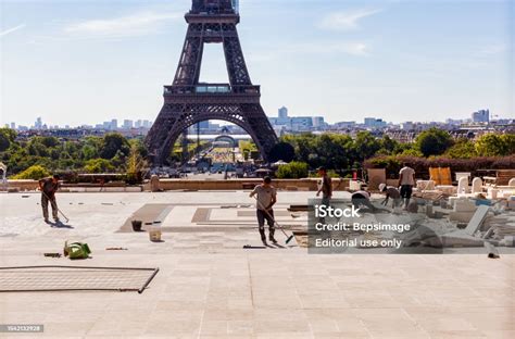 파리를 배경으로 에펠탑이 있는 트로카데로 현장의 건설 노동자 Labor Party에 대한 스톡 사진 및 기타 이미지 Labor Party 건설 산업 건설 현장