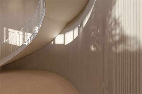 Kragujevačko Sunce Sa Drvetom Masline Kao Centralnim Mestom Okupljanja