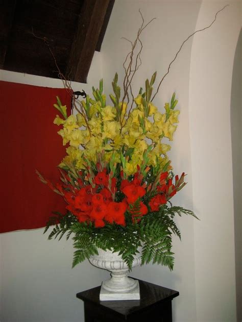 Ver Las Imágenes De Origen Church Flower Arrangements Flower