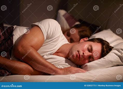 Paare Die Friedlich Zusammen Im Bett Schlafen Stockbild Bild Von
