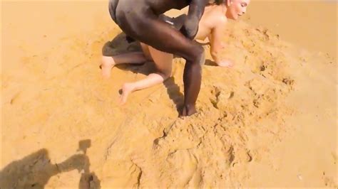 Africain Samuse Avec Un Couple De Touristes Européens Sur Une Plage