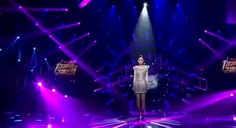 汪小敏小姐姐脱鞋翻唱《天堂》，一开嗓征服了全场，好惊艳啊！音乐流行乐好看视频