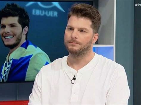 Απίστευτο σκηνικό με Λούκα Γιώρκα Εκνευρίστηκε και έσκισε το πουκάμισό του στη σκηνή