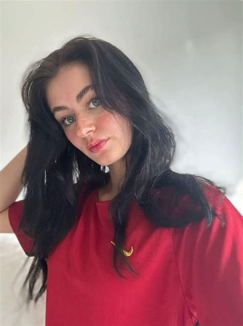Do You Think I Am Hot Af As A F19yo Or Not Really R Amihotaf