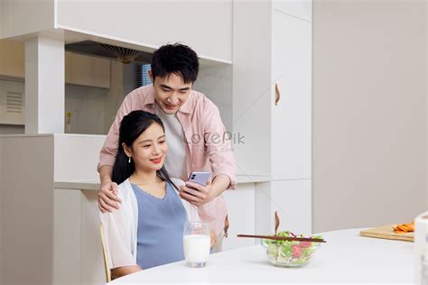 남편은 임신한 아내를 위해 건강한 음식을 준비합니다 사진 무료 다운로드 Lovepik