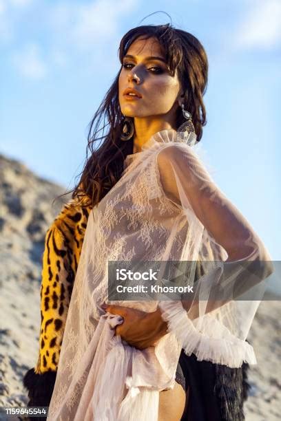 Saydam Plajda Çekici Esmer Kadın Gün Batımı Sahilde Poz Leopar Kürk