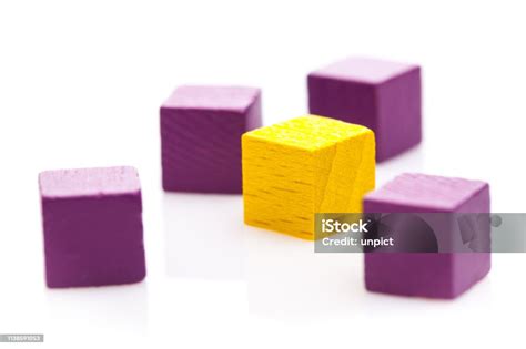 Warna Kontras Ungu Kuning Dengan Kubus Kayu Foto Stok Unduh Gambar