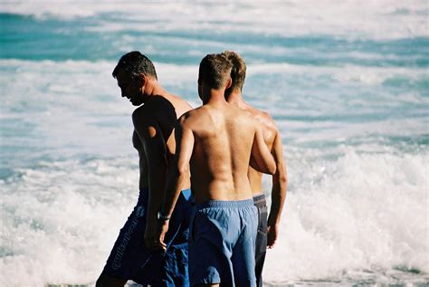 Tres Hombres En La Playa · Fotos De Stock Gratuitas