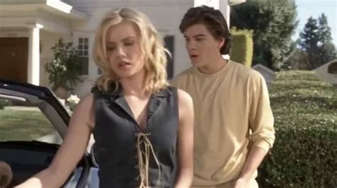 Chemise En Dentelle En Noir Portée Par Danielle Elisha Cuthbert Dans