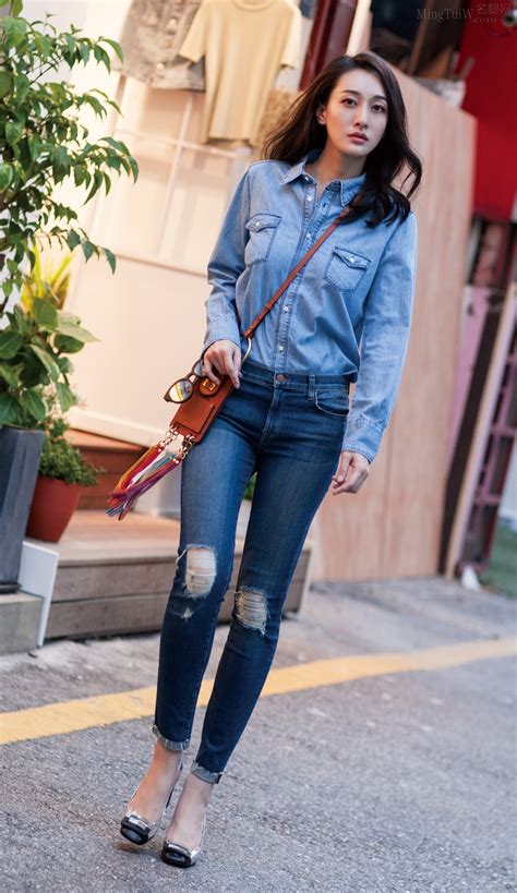 董维嘉美腿穿紧身牛仔裤踩高跟大赞（14） 图片 名腿网
