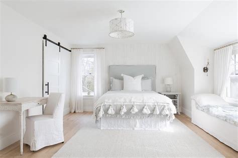 White Cottage Bedroom Decorating Ideas