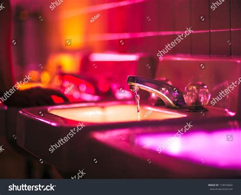 5 Imágenes De Bathrom Taps Imágenes Fotos Y Vectores De Stock Shutterstock