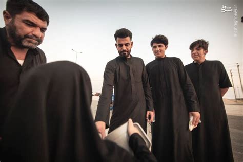 مشرق نیوز عکس طیبه ۳ ساله به عشق بنت‌الحسینع از زائران پذیرایی می‌کند