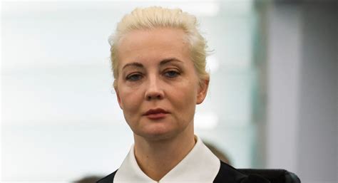 در روز انتخابات به خیابان بریزند یا به صورت باطله رای بدهید باید نشان دهیم که وجود داریم و