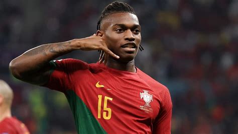 Milanda Genç Yıldız Ile Imza Zamanı