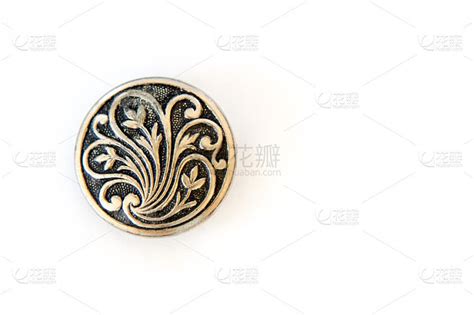 白色背景上的旧金属花按钮