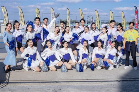 ควบคุมและฝึกซ้อมการแสดง Pom Pom Cheers ร่วมแสดงในเกมชิงชัยความอึดแห่งปี การแข่งขันรถยนต์ทางเรียบ
