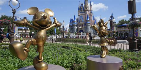 At Disney Worlds Magic Kingdom Bear Temporarily Shuts Down Portions Of Park Wsj