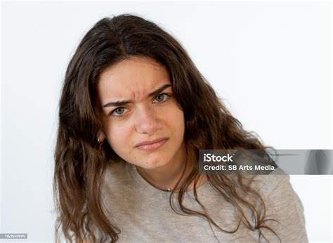 화가 얼굴을 가진 예쁜 젊은 백인 소녀의 초상화를 닫습니다 카메라를 보고 분노와 화가 찾고 인간의 얼굴 표정과 감정 흰색 배경에