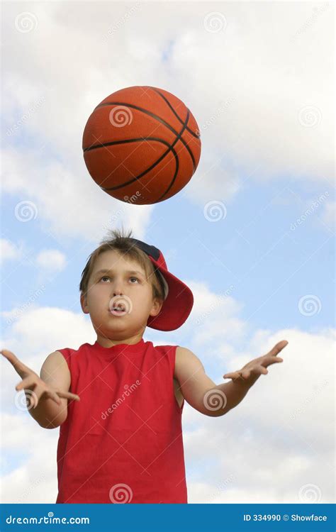 Cogida De Una Bola Foto De Archivo Imagen De Baloncesto