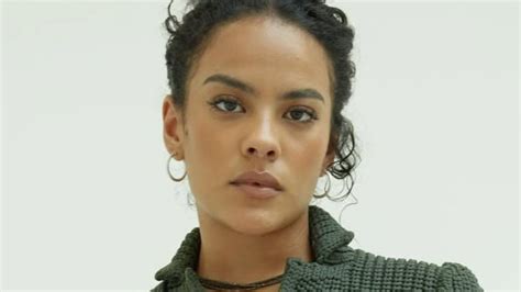 Antes de Vale Tudo Bella Campos viralizou de biquíni no banho