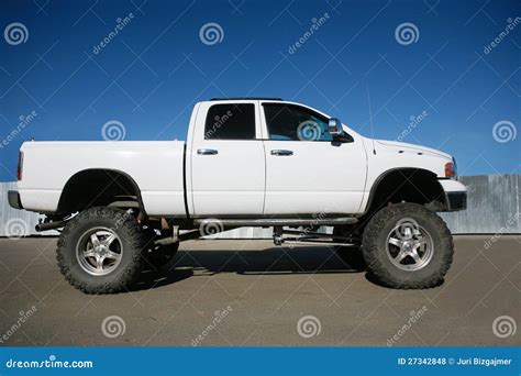 Carro Off Road Nas Rodas Grandes Foto De Stock Imagem De Vista Fundo