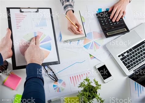 차트 및 그래프를 보여주는 그들의 성공적인 팀워크의 결과 논의 하는 비즈니스 사람 경제에 대한 스톡 사진 및 기타 이미지 경제 계획 균형 Istock