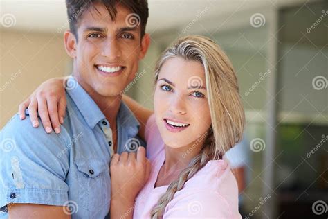 Joven Y Enamorado Retrato De Una Bella Joven Parada Con El Brazo