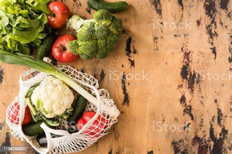 나무 배경에 신선한 다채로운 유기농 야채와 메쉬 면 에코 백의 상단 보기 플랫 레이 가방에 대한 스톡 사진 및 기타 이미지 가방 가정 생활 가정 주방 Istock