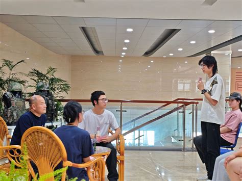 真人图书馆”讲述武警少校的 战场”迁徙录 无锡职业技术大学