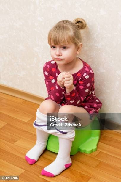 Foto De Menina Mijando No Penico E Mais Fotos De Stock De Fotografia