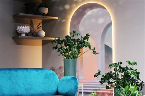 우아한 액세서리와 식물이 있는 거실 인테리어 파란색 소파와 가구가 있는 현대적인 가족 주택입니다 로프트 아파트의 가정 장식 아늑한 아파트 세련되고 비싼 디자인의 고급 주택